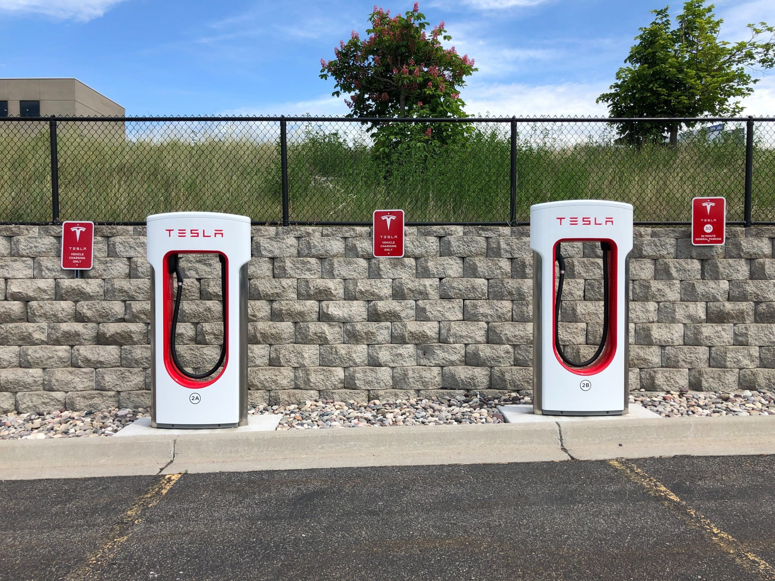 Tesla restriction on workplace union clothing ruled unlawful - Ius Laboris